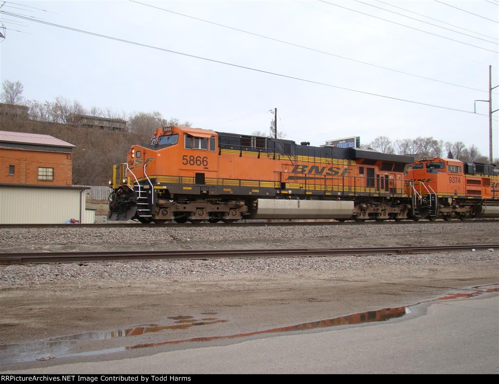 BNSF 5866